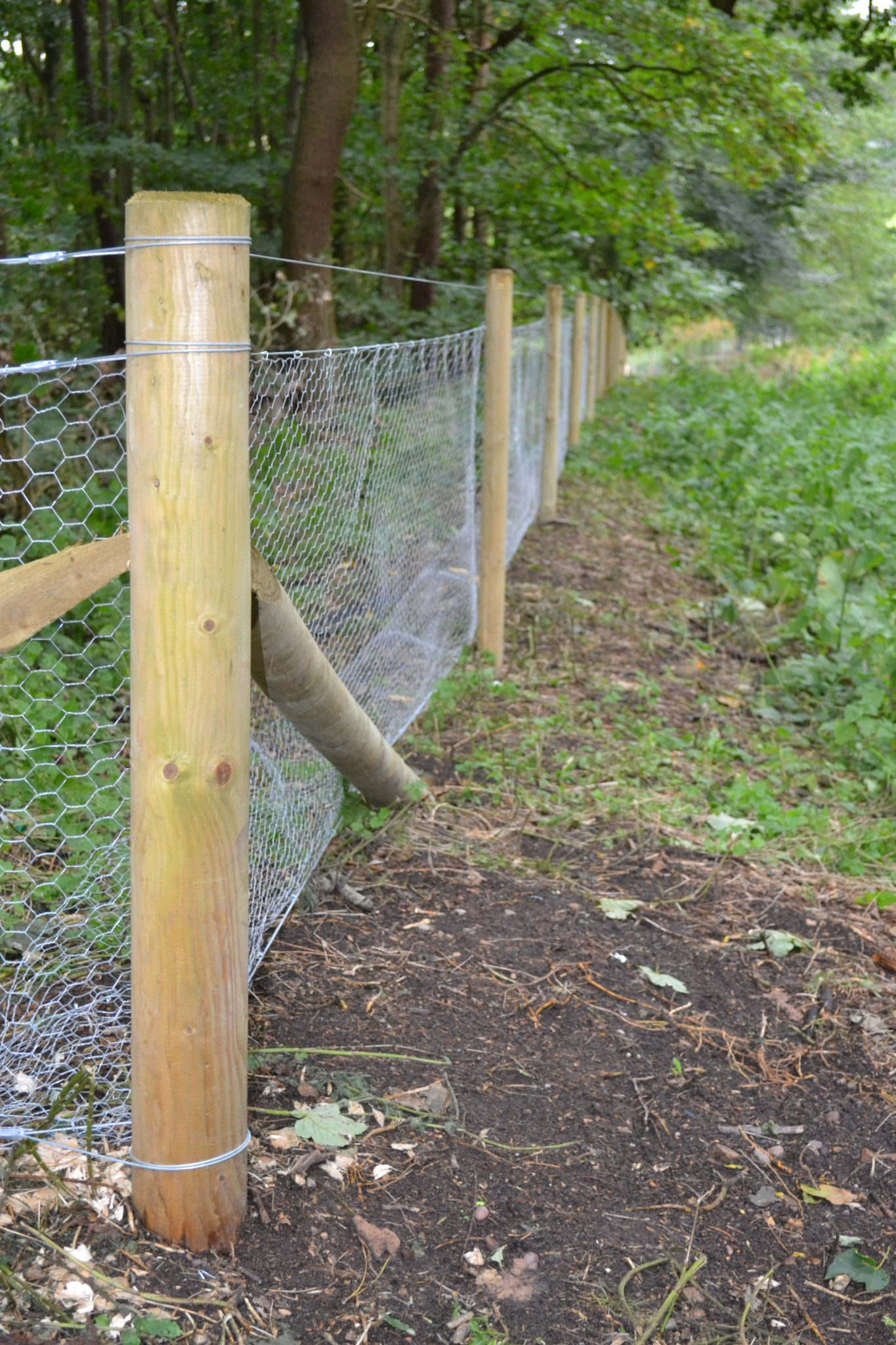 Round Timber Posts - MTP009 - 85mm (3.5ins) Diameter 1.65 (5ft6ins)