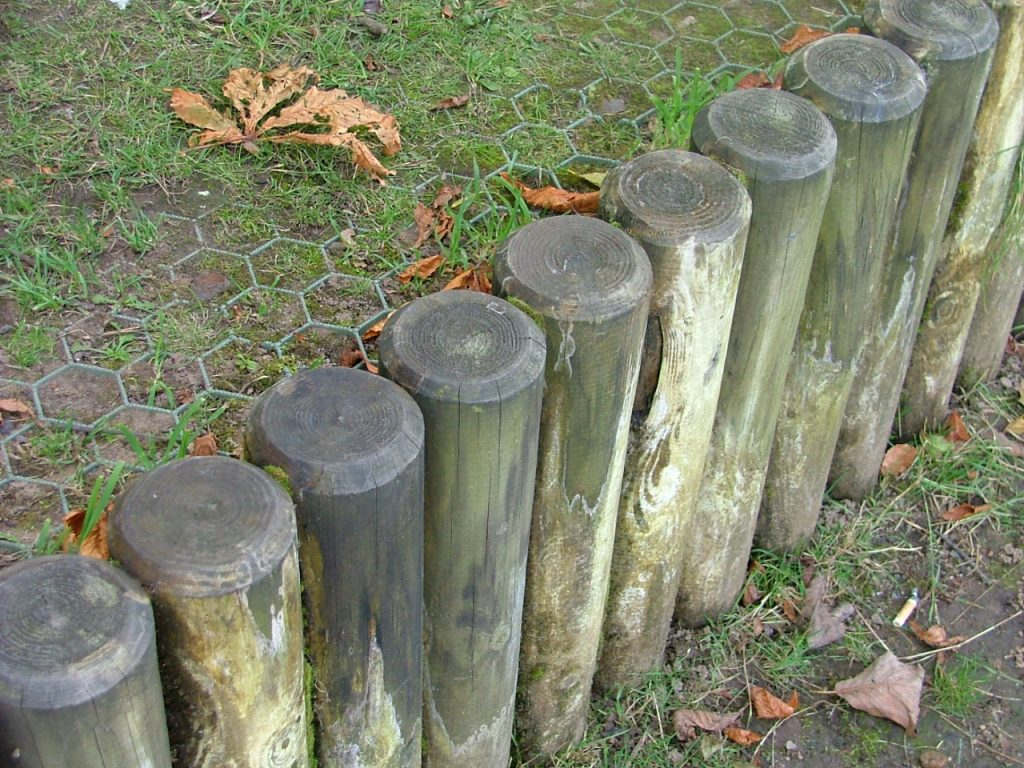 Round Timber Posts - MTP013 - 100mm (4ins) Diameter 1.00 (3ft3ins)